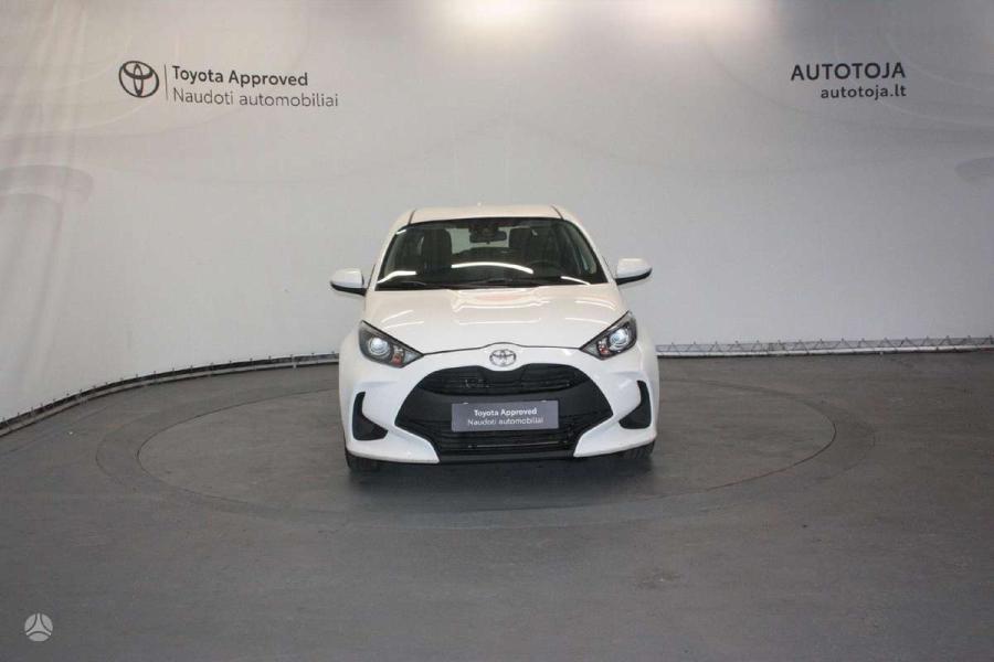 White Toyota Yaris 2021 in Kaunas, with an engine capacity of 1.49 L and mileage of 118 thousand km for 12900 €, photo 5 on AUTOMOTO.COM.LV