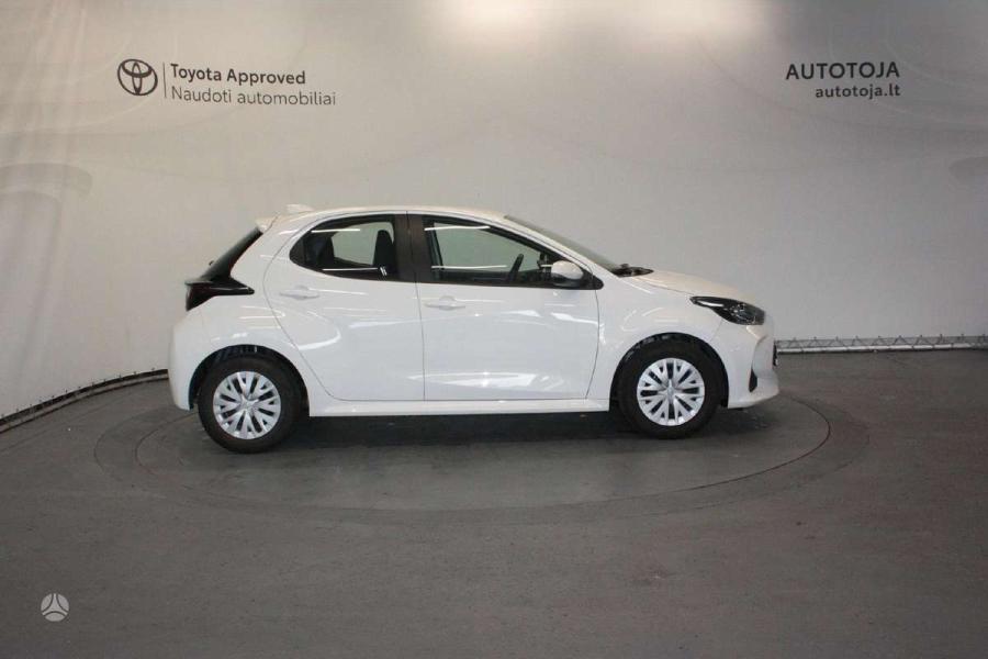 White Toyota Yaris 2021 in Kaunas, with an engine capacity of 1.49 L and mileage of 118 thousand km for 12900 €, photo 16 on AUTOMOTO.COM.LV