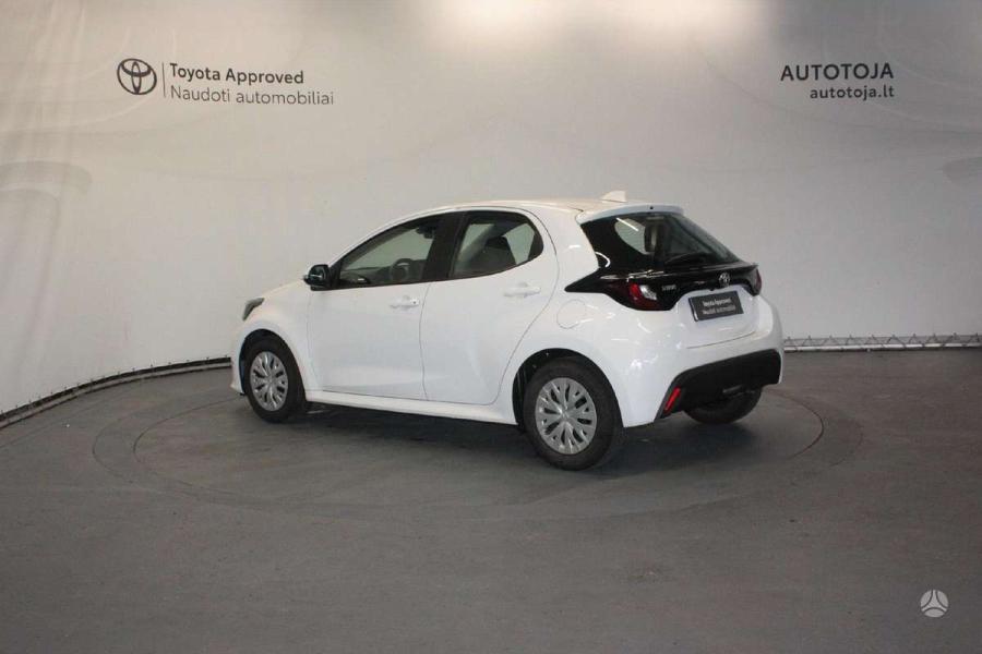 White Toyota Yaris 2021 in Kaunas, with an engine capacity of 1.49 L and mileage of 118 thousand km for 12900 €, photo 17 on AUTOMOTO.COM.LV