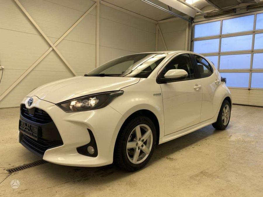 White Toyota Yaris 2021 in Radviliskis, with an engine capacity of 1.49 L and mileage of 31 thousand km for 14750 €, photo 1 on AUTOMOTO.COM.LV
