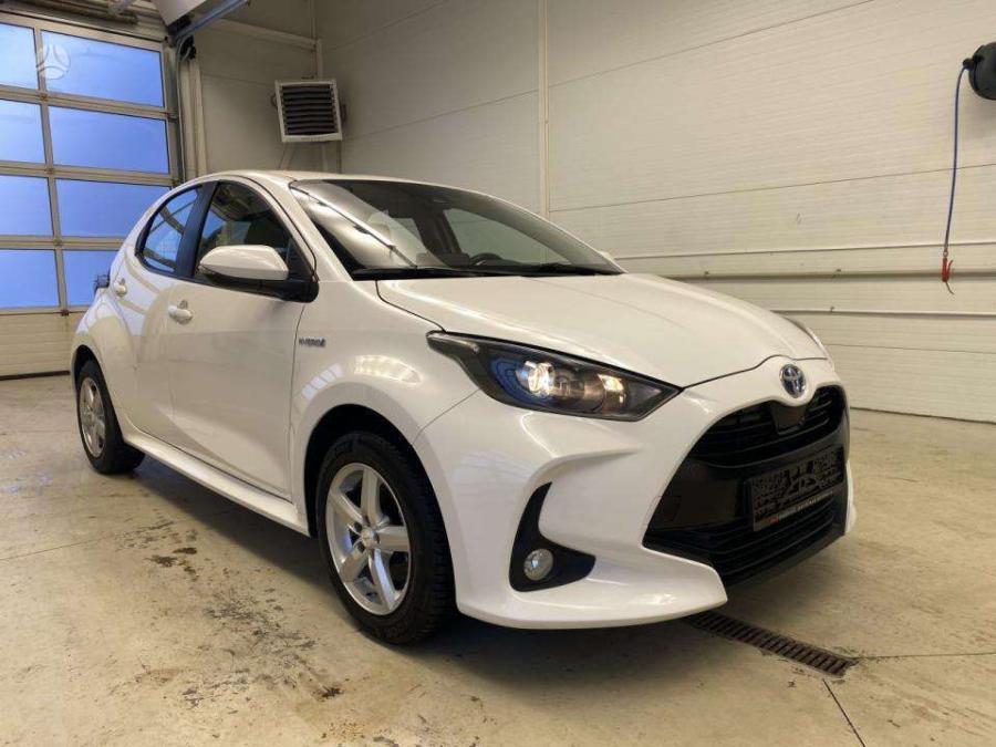 White Toyota Yaris 2021 in Radviliskis, with an engine capacity of 1.49 L and mileage of 31 thousand km for 14750 €, photo 2 on AUTOMOTO.COM.LV