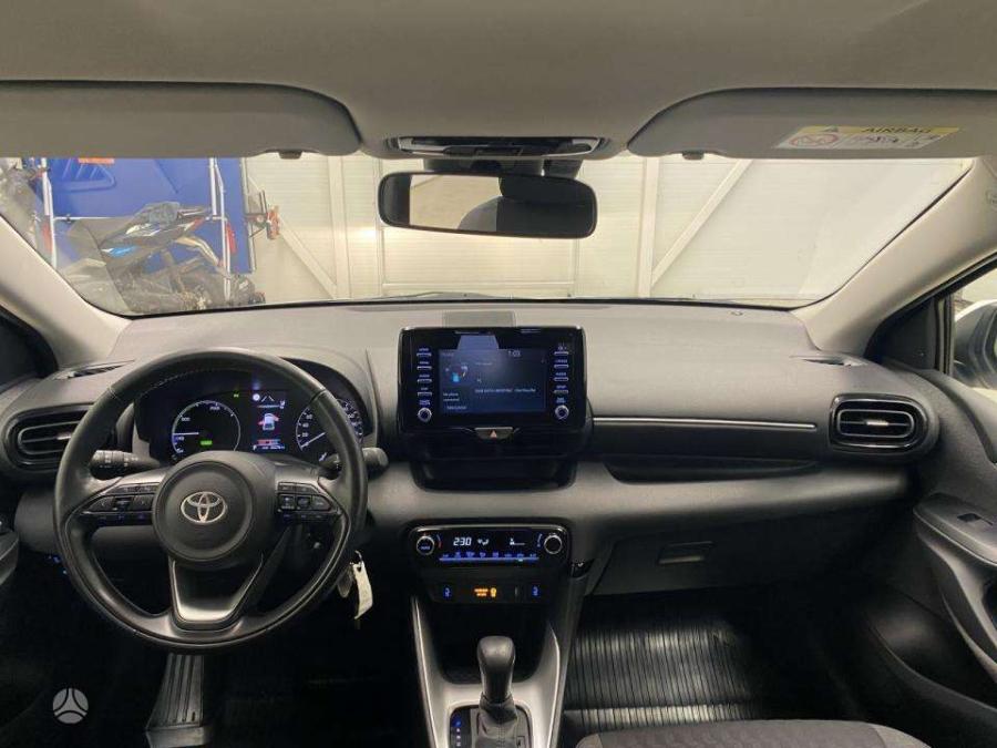 White Toyota Yaris 2021 in Radviliskis, with an engine capacity of 1.49 L and mileage of 31 thousand km for 14750 €, photo 9 on AUTOMOTO.COM.LV