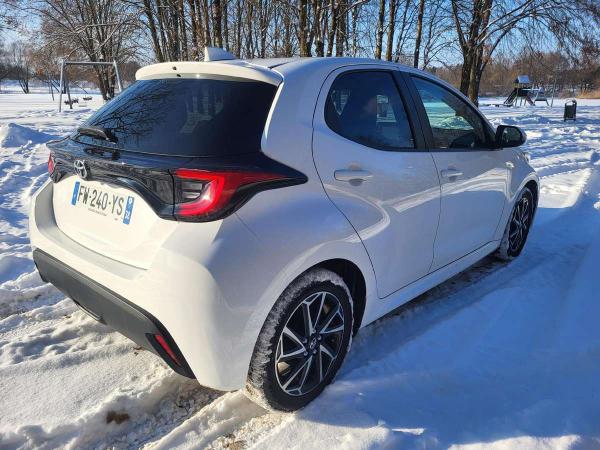 White Toyota Yaris 2021 in Vilnius, with an engine capacity of 1.00 L and mileage of 103 thousand km for 10900 €, photo 2 on AUTOMOTO.COM.LV