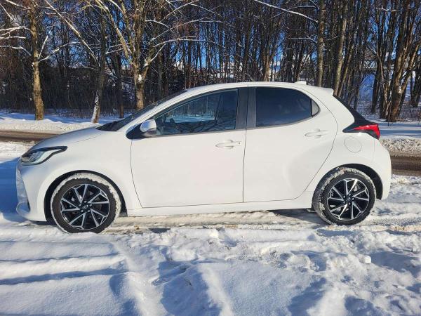 White Toyota Yaris 2021 in Vilnius, with an engine capacity of 1.00 L and mileage of 103 thousand km for 10900 €, photo 3 on AUTOMOTO.COM.LV