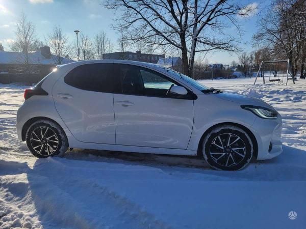 White Toyota Yaris 2021 in Vilnius, with an engine capacity of 1.00 L and mileage of 103 thousand km for 10900 €, photo 4 on AUTOMOTO.COM.LV