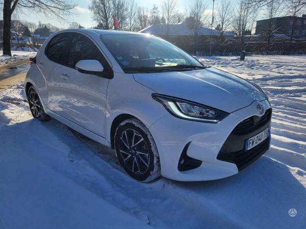 White Toyota Yaris 2021 in Vilnius, with an engine capacity of 1.00 L and mileage of 103 thousand km for 10900 €, photo 5 on AUTOMOTO.COM.LV