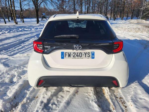 White Toyota Yaris 2021 in Vilnius, with an engine capacity of 1.00 L and mileage of 103 thousand km for 10900 €, photo 6 on AUTOMOTO.COM.LV