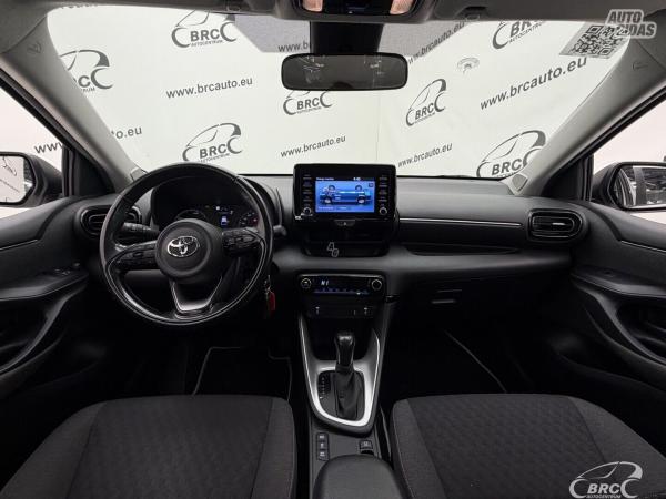 Balts Toyota Yaris 2021 Avižieniai, ar dzinēja tilpumu 1.50 L un nobraukumu 180 tūkst. km par 12250 €, foto 3 vietnē AUTOMOTO.COM.LV