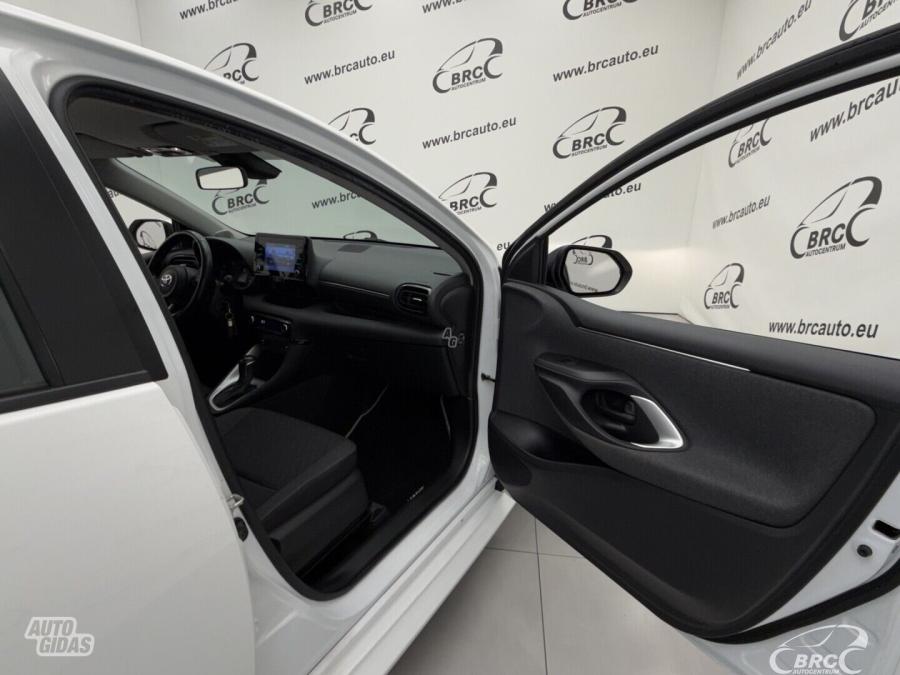 White Toyota Yaris 2021 in Avizieniai, with an engine capacity of 1.50 L and mileage of 180 thousand km for 12250 €, photo 8 on AUTOMOTO.COM.LV