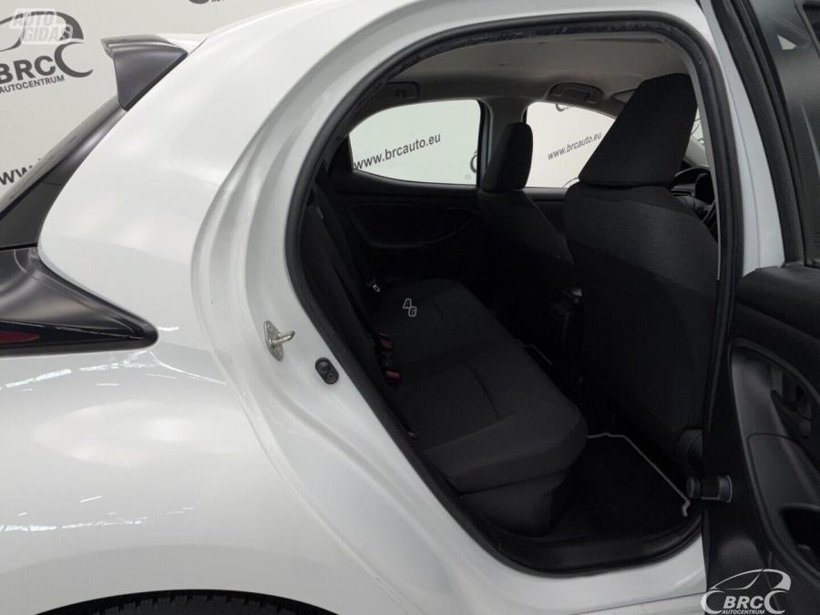 White Toyota Yaris 2021 in Avizieniai, with an engine capacity of 1.50 L and mileage of 180 thousand km for 12250 €, photo 9 on AUTOMOTO.COM.LV