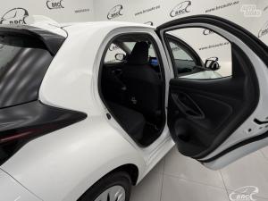 White Toyota Yaris 2021 in Avizieniai, with an engine capacity of 1.50 L and mileage of 180 thousand km for 12250 €, photo 12 on AUTOMOTO.COM.LV