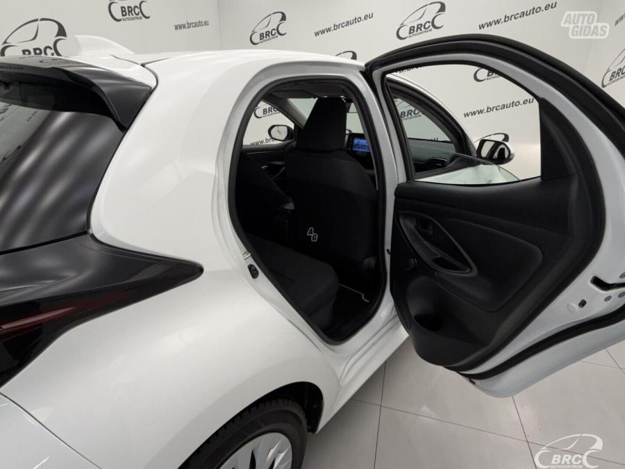 White Toyota Yaris 2021 in Avizieniai, with an engine capacity of 1.50 L and mileage of 180 thousand km for 12250 €, photo 12 on AUTOMOTO.COM.LV