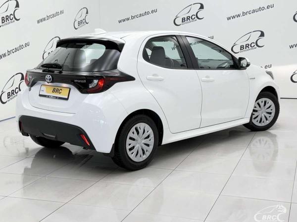 White Toyota Yaris 2021 in Vilnius, with an engine capacity of 1.49 L and mileage of 180 thousand km for 12250 €, photo 3 on AUTOMOTO.COM.LV