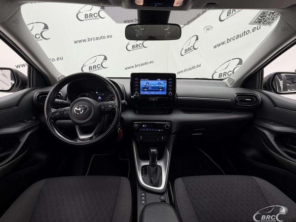 White Toyota Yaris 2021 in Vilnius, with an engine capacity of 1.49 L and mileage of 180 thousand km for 12250 €, photo 4 on AUTOMOTO.COM.LV