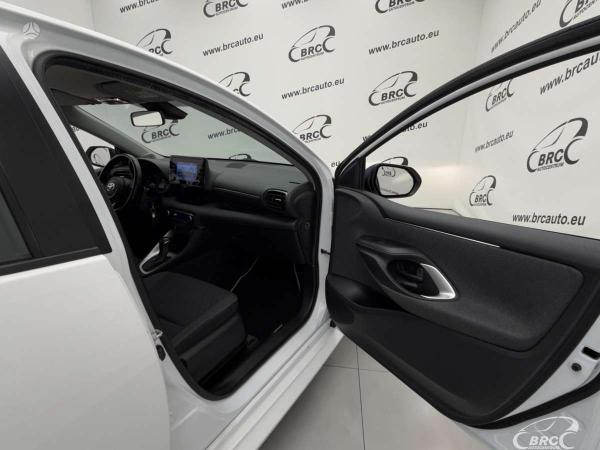White Toyota Yaris 2021 in Vilnius, with an engine capacity of 1.49 L and mileage of 180 thousand km for 12250 €, photo 9 on AUTOMOTO.COM.LV