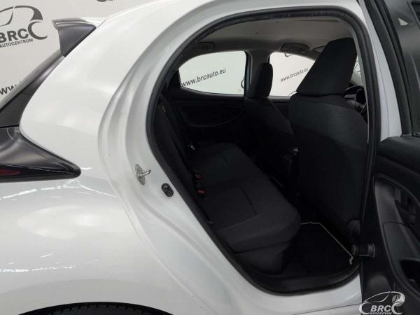 White Toyota Yaris 2021 in Vilnius, with an engine capacity of 1.49 L and mileage of 180 thousand km for 12250 €, photo 10 on AUTOMOTO.COM.LV