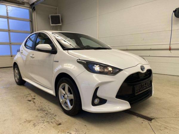 White Toyota Yaris 2021 in Radviliskis, with an engine capacity of 1.49 L and mileage of 32 thousand km for 14750 €, photo 2 on AUTOMOTO.COM.LV