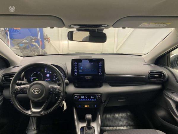 White Toyota Yaris 2021 in Radviliskis, with an engine capacity of 1.49 L and mileage of 32 thousand km for 14750 €, photo 9 on AUTOMOTO.COM.LV