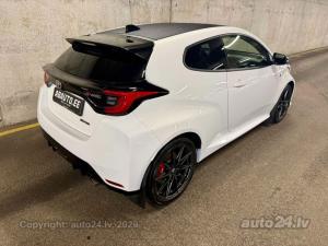 Balts Toyota Yaris 2021 Tallina, ar dzinēja tilpumu 1.60 L un nobraukumu 16 tūkst. km par 36995 €, foto 3 vietnē AUTOMOTO.COM.LV