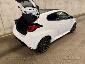 Balts Toyota Yaris 2021 Tallina, ar dzinēja tilpumu 1.60 L un nobraukumu 16 tūkst. km par 36995 €, foto 4 vietnē AUTOMOTO.COM.LV