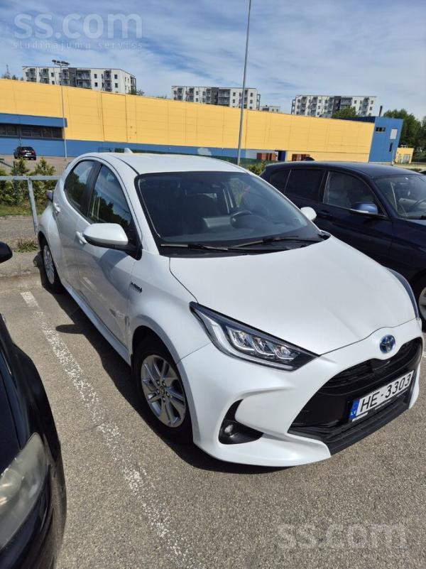 Balts Toyota Yaris 2021 Rīga, ar dzinēja tilpumu 1.50 L un nobraukumu 57 tūkst. km par 14490 €, foto  vietnē AUTOMOTO.COM.LV