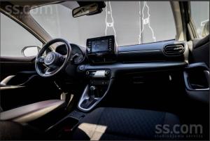 Белый Тойота Ярис 2021 в Рига, объемом двигателя 1.50 л и пробегом 57 тыс. км за 14490 €, фото 6 на AUTOMOTO.COM.LV