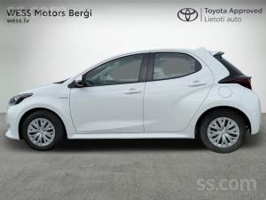 White Toyota Yaris 2021 in Riga, with an engine capacity of 1.50 L and mileage of 156 thousand km for 12990 €, photo 4 on AUTOMOTO.COM.LV