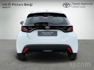 White Toyota Yaris 2021 in Riga, with an engine capacity of 1.50 L and mileage of 156 thousand km for 12990 €, photo 5 on AUTOMOTO.COM.LV