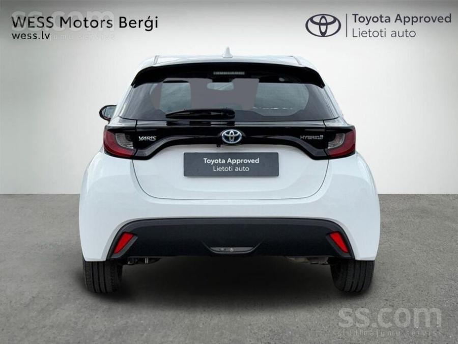 White Toyota Yaris 2021 in Riga, with an engine capacity of 1.50 L and mileage of 156 thousand km for 12990 €, photo 5 on AUTOMOTO.COM.LV