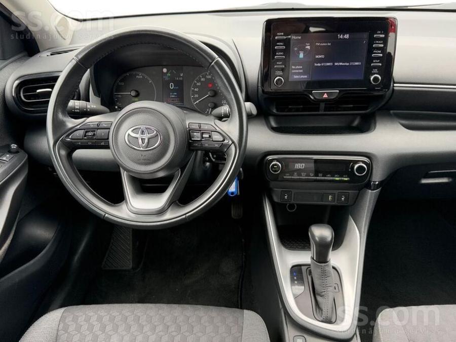 White Toyota Yaris 2021 in Riga, with an engine capacity of 1.50 L and mileage of 156 thousand km for 12990 €, photo 10 on AUTOMOTO.COM.LV