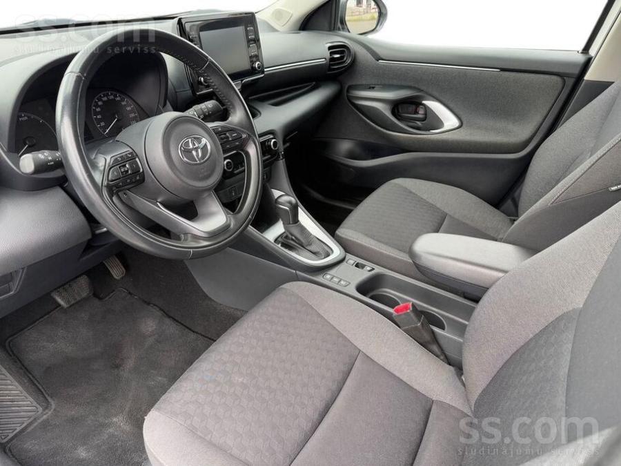 White Toyota Yaris 2021 in Riga, with an engine capacity of 1.50 L and mileage of 156 thousand km for 12990 €, photo 12 on AUTOMOTO.COM.LV