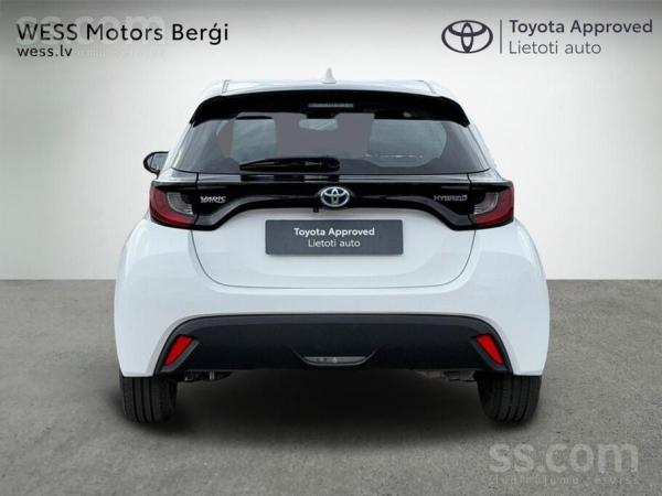 White Toyota Yaris 2021 in Riga, with an engine capacity of 1.50 L and mileage of 167 thousand km for 12490 €, photo 4 on AUTOMOTO.COM.LV