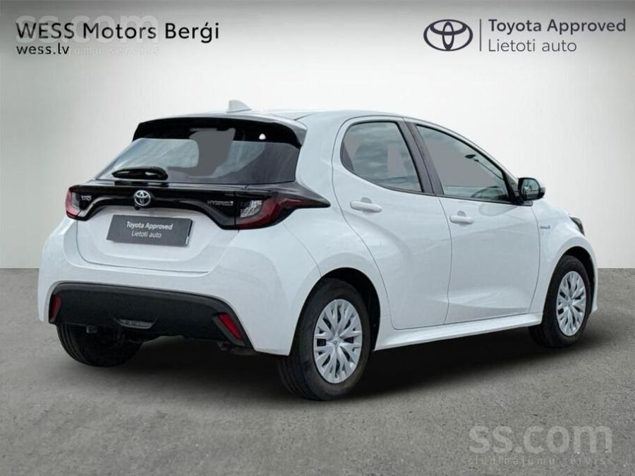 White Toyota Yaris 2021 in Riga, with an engine capacity of 1.50 L and mileage of 167 thousand km for 12490 €, photo 3 on AUTOMOTO.COM.LV