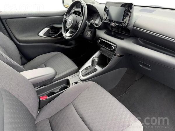 White Toyota Yaris 2021 in Riga, with an engine capacity of 1.50 L and mileage of 167 thousand km for 12490 €, photo 6 on AUTOMOTO.COM.LV