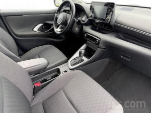 White Toyota Yaris 2021 in Riga, with an engine capacity of 1.50 L and mileage of 167 thousand km for 12490 €, photo 7 on AUTOMOTO.COM.LV