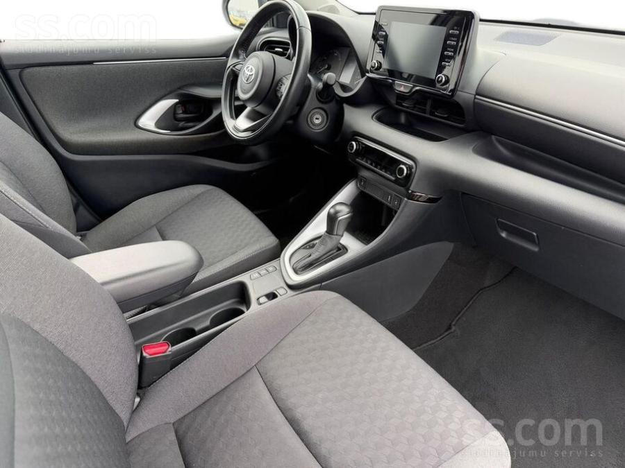 White Toyota Yaris 2021 in Riga, with an engine capacity of 1.50 L and mileage of 167 thousand km for 12490 €, photo 7 on AUTOMOTO.COM.LV
