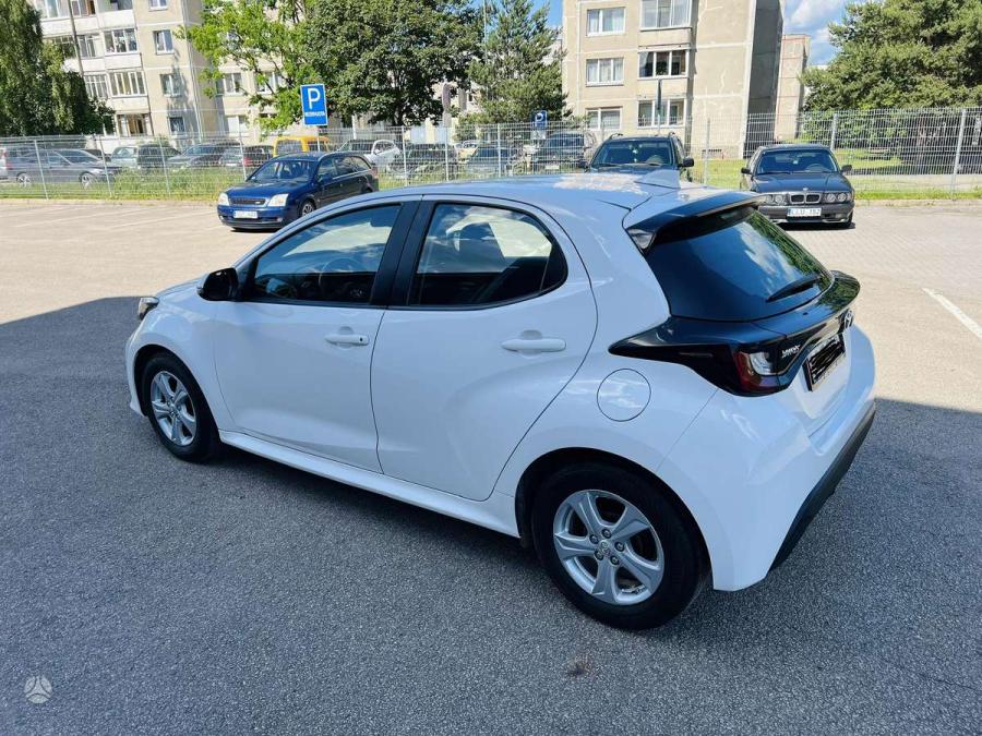 White Toyota Yaris 2021 in Radviliskis, with an engine capacity of 1.50 L and mileage of 79 thousand km for 12900 €, photo 3 on AUTOMOTO.COM.LV