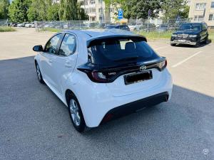 White Toyota Yaris 2021 in Radviliskis, with an engine capacity of 1.50 L and mileage of 79 thousand km for 12900 €, photo 4 on AUTOMOTO.COM.LV