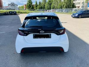 White Toyota Yaris 2021 in Radviliskis, with an engine capacity of 1.50 L and mileage of 79 thousand km for 12900 €, photo 5 on AUTOMOTO.COM.LV