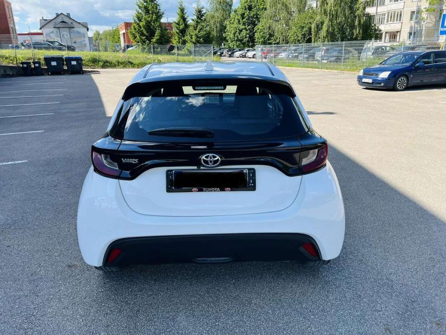 White Toyota Yaris 2021 in Radviliskis, with an engine capacity of 1.50 L and mileage of 79 thousand km for 12900 €, photo 5 on AUTOMOTO.COM.LV