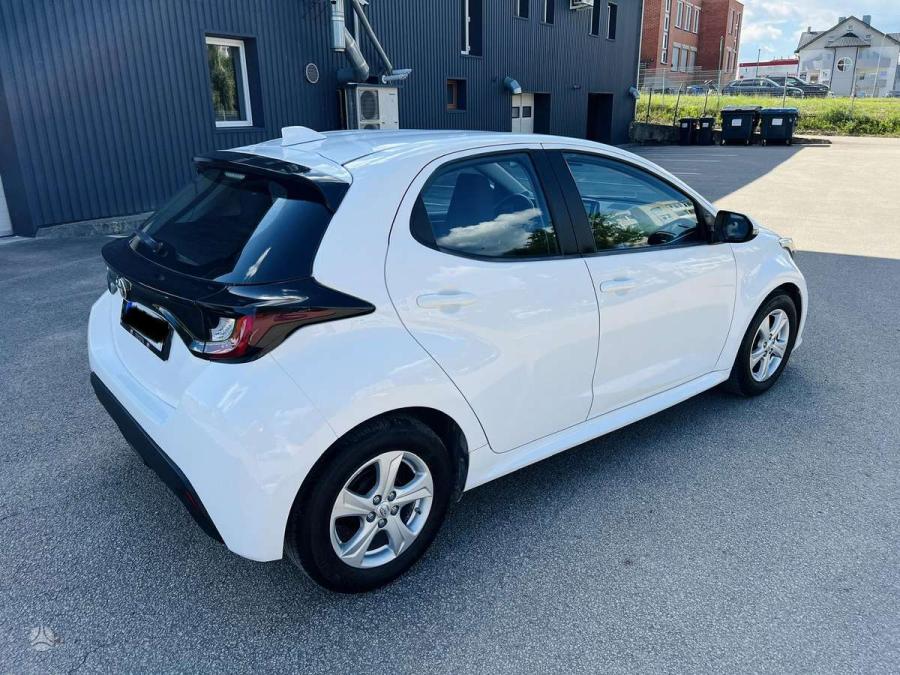White Toyota Yaris 2021 in Radviliskis, with an engine capacity of 1.50 L and mileage of 79 thousand km for 12900 €, photo 7 on AUTOMOTO.COM.LV