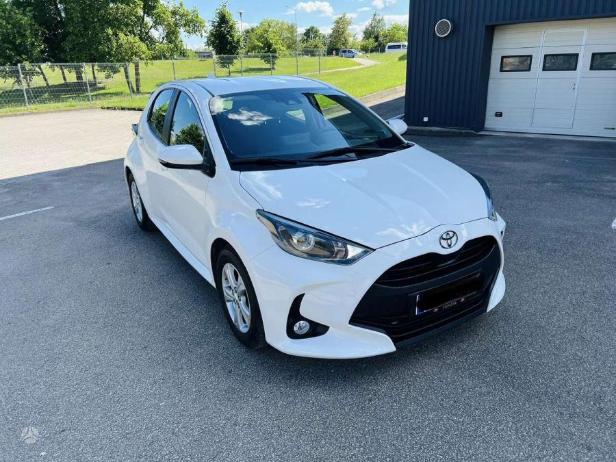 White Toyota Yaris 2021 in Radviliskis, with an engine capacity of 1.50 L and mileage of 79 thousand km for 12900 €, photo 8 on AUTOMOTO.COM.LV