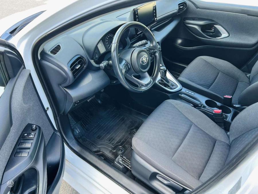 White Toyota Yaris 2021 in Radviliskis, with an engine capacity of 1.50 L and mileage of 79 thousand km for 12900 €, photo 11 on AUTOMOTO.COM.LV