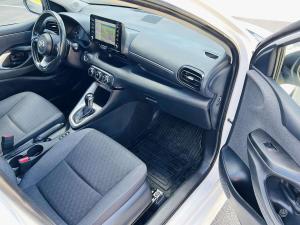 White Toyota Yaris 2021 in Radviliskis, with an engine capacity of 1.50 L and mileage of 79 thousand km for 12900 €, photo 13 on AUTOMOTO.COM.LV