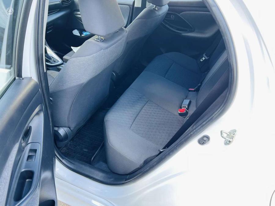 White Toyota Yaris 2021 in Radviliskis, with an engine capacity of 1.50 L and mileage of 79 thousand km for 12900 €, photo 15 on AUTOMOTO.COM.LV