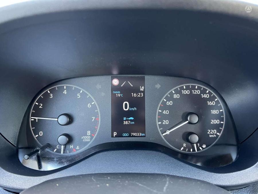 White Toyota Yaris 2021 in Radviliskis, with an engine capacity of 1.50 L and mileage of 79 thousand km for 12900 €, photo 19 on AUTOMOTO.COM.LV