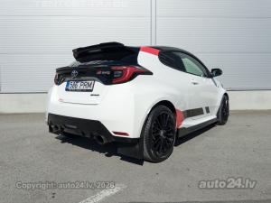 Balts Toyota Yaris 2021 Tallina, ar dzinēja tilpumu 1.60 L un nobraukumu 0 tūkst. km par 36900 €, foto 4 vietnē AUTOMOTO.COM.LV