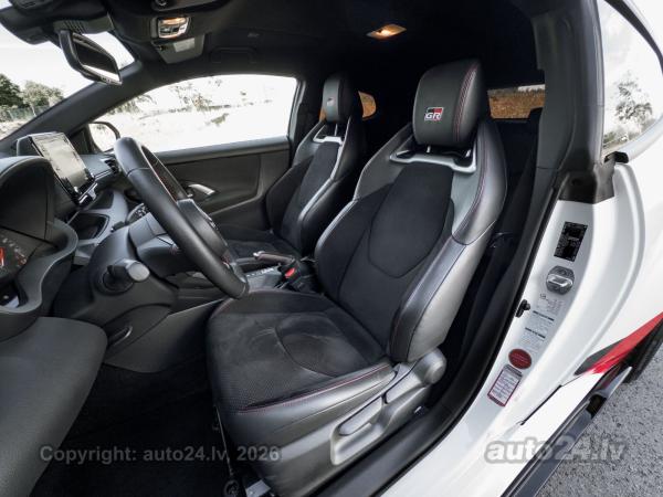 White Toyota Yaris 2021 in Tallinn, with an engine capacity of 1.60 L and mileage of 0 thousand km for 36900 €, photo 7 on AUTOMOTO.COM.LV