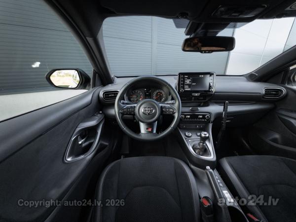 White Toyota Yaris 2021 in Tallinn, with an engine capacity of 1.60 L and mileage of 0 thousand km for 36900 €, photo 8 on AUTOMOTO.COM.LV