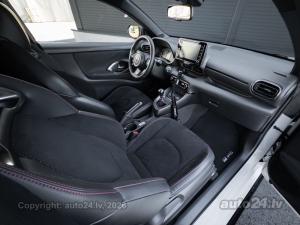 Balts Toyota Yaris 2021 Tallina, ar dzinēja tilpumu 1.60 L un nobraukumu 0 tūkst. km par 36900 €, foto 12 vietnē AUTOMOTO.COM.LV